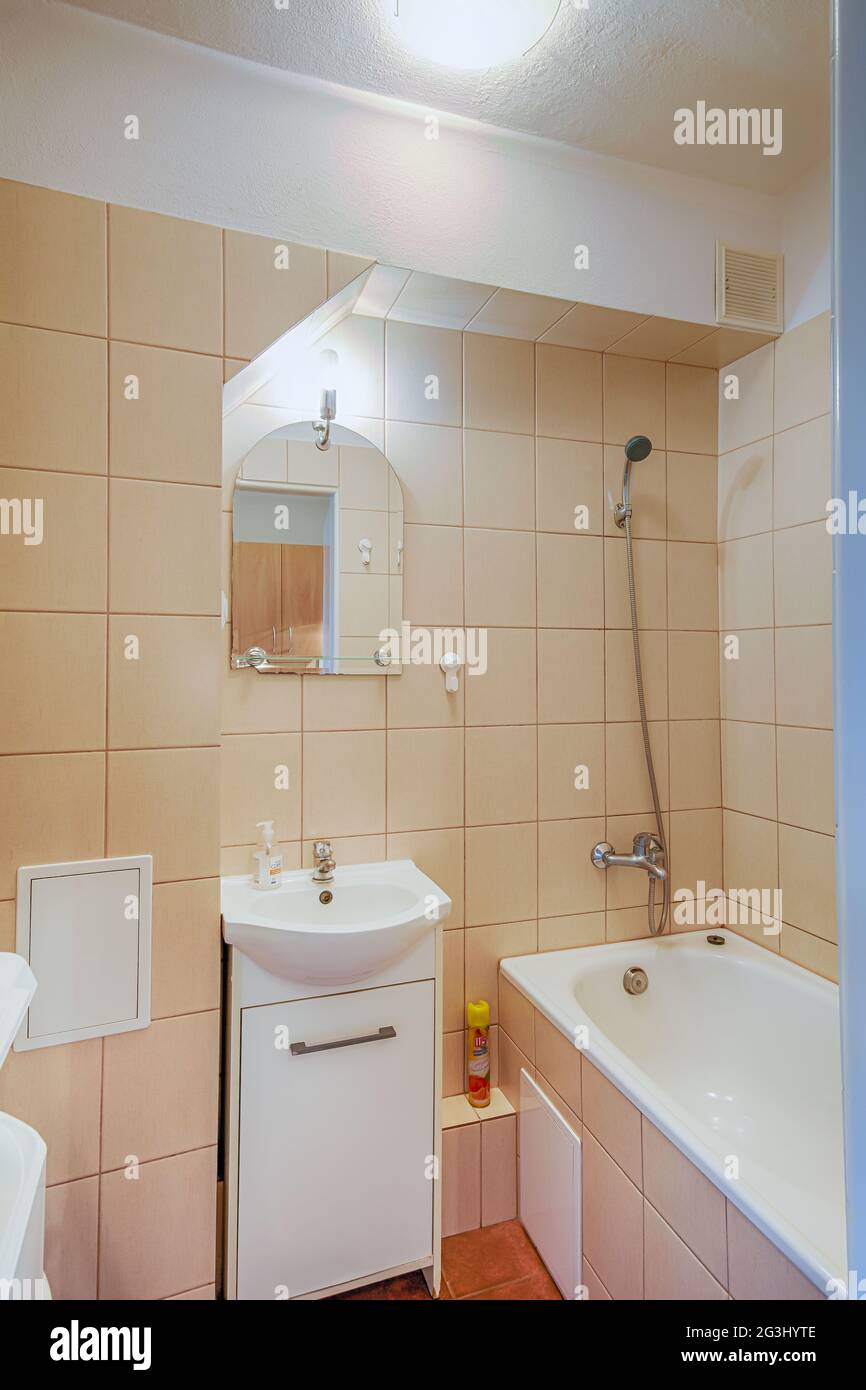 Small block of flats hi-res stock photography and images - Alamy