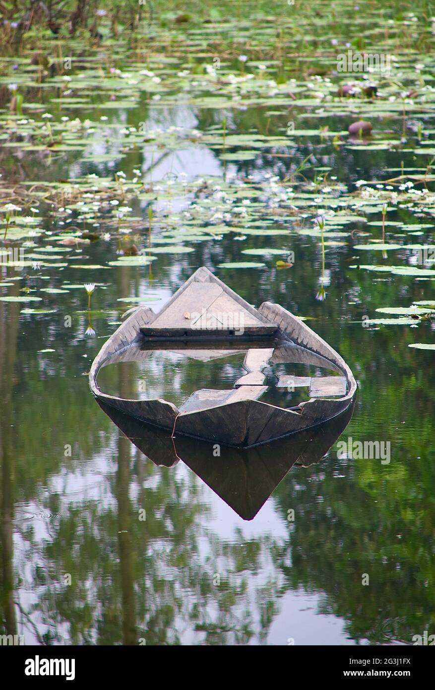 Sunk boat hi-res stock photography and images - Alamy