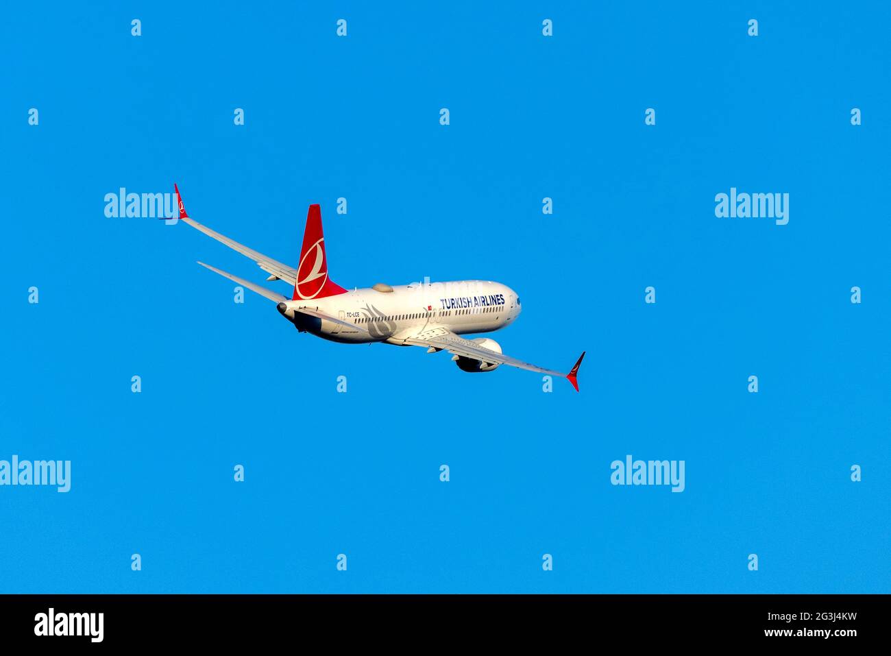 Boeing 737 takeoff hi-res stock photography and images - Alamy