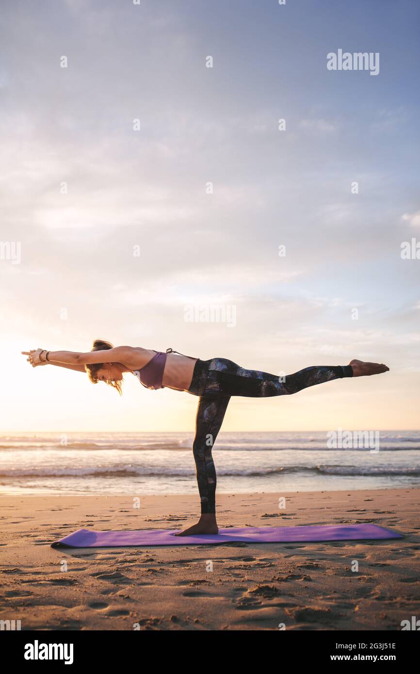 Yoga one leg hi-res stock photography and images - Alamy
