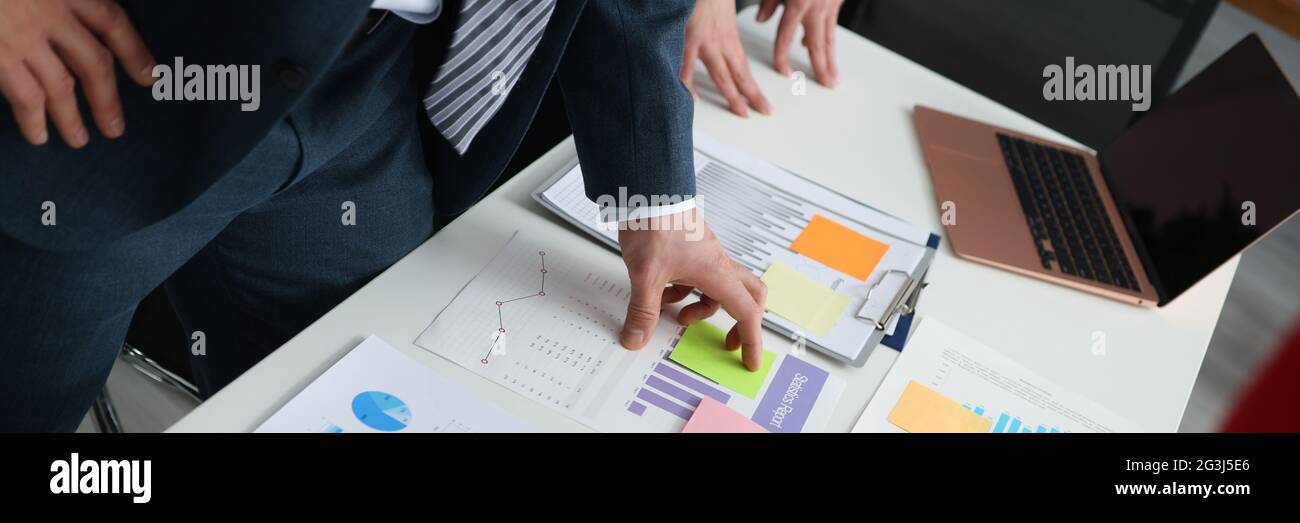 Business figures hi-res stock photography and images - Alamy
