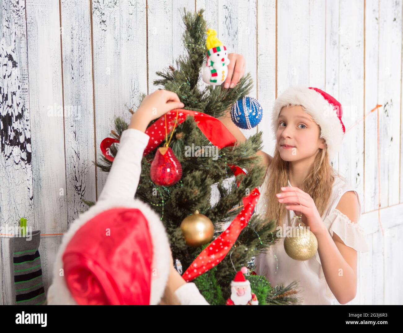 Tree girls hi-res stock photography and images - Alamy