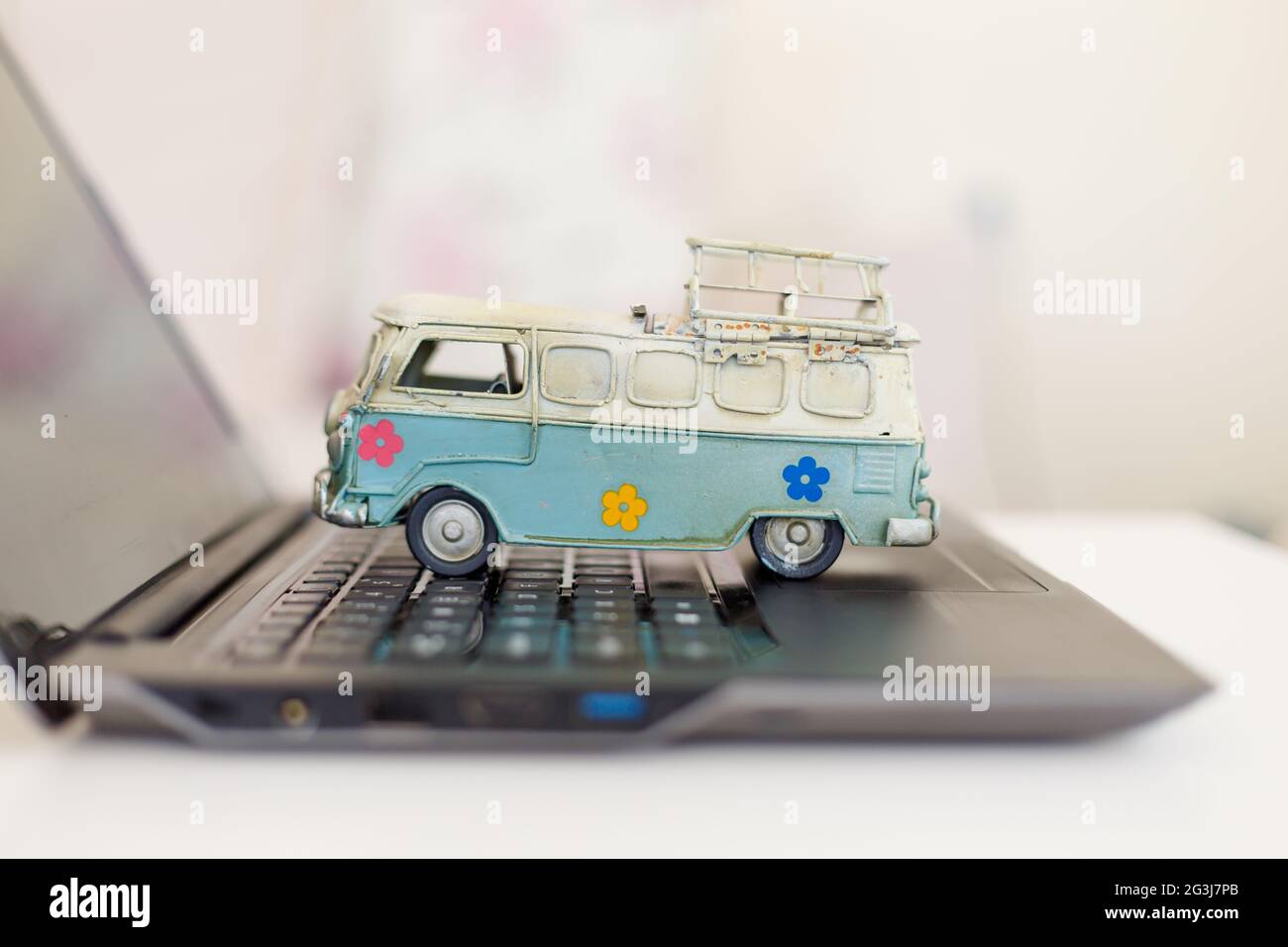 Laptop bus hi-res stock photography and images - Alamy