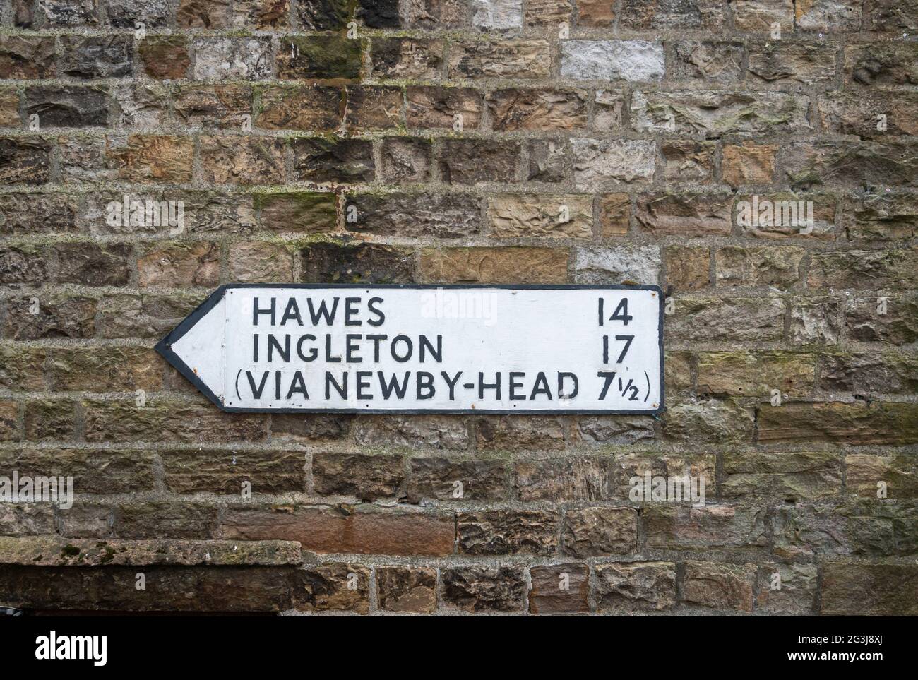 Directional english heritage sign hi-res stock photography and images ...