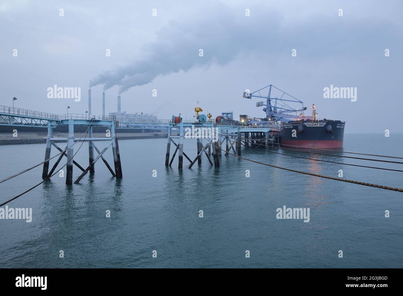 Unloading and loading hi-res stock photography and images - Alamy