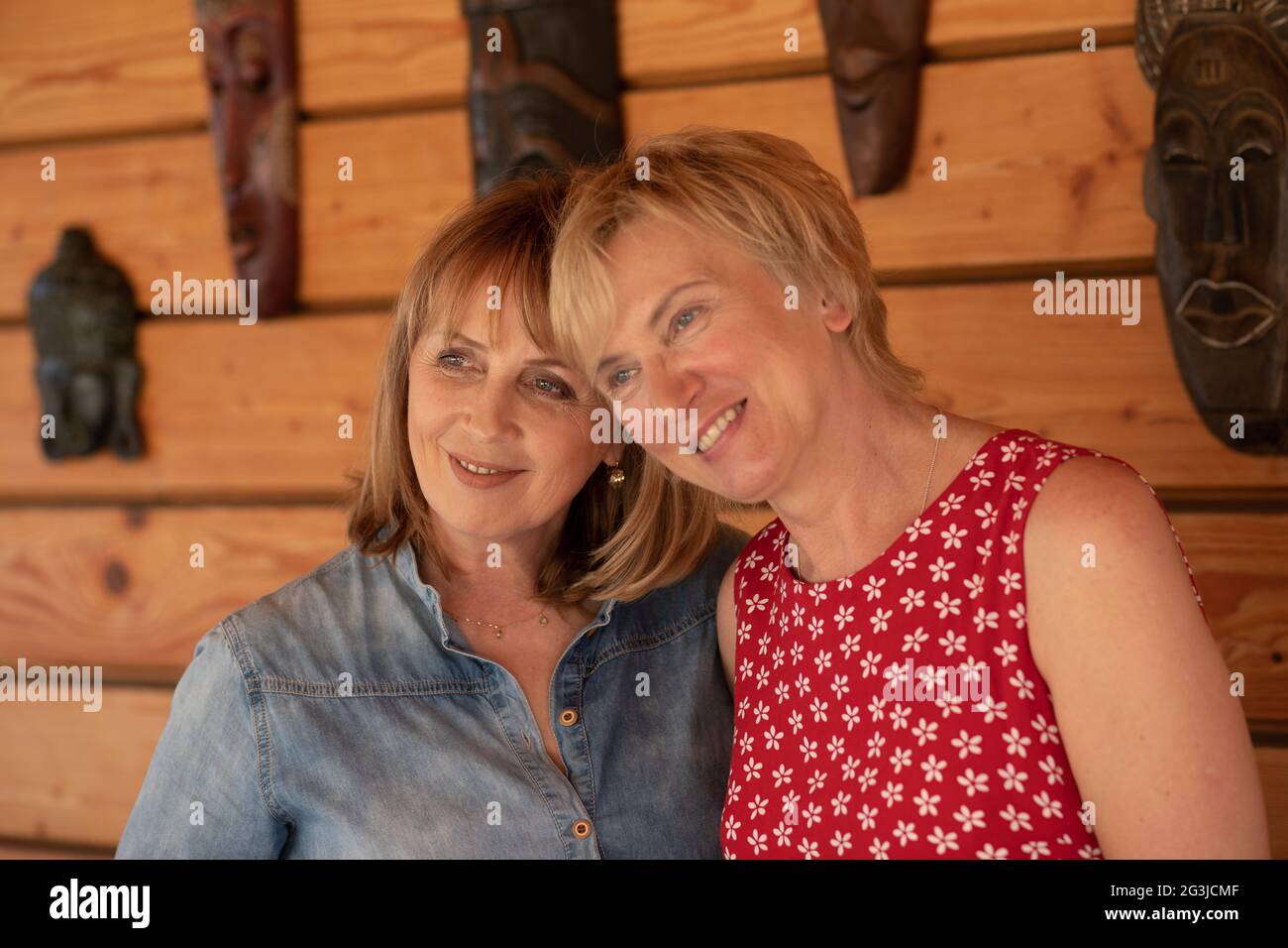Two senior sisters laughing hi-res stock photography and images - Alamy