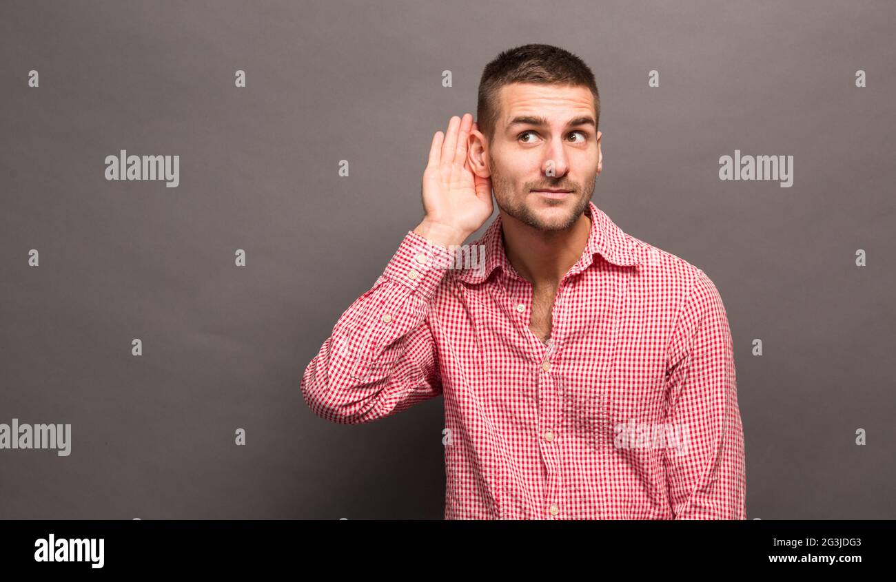 Man with his hand to ear Stock Photo - Alamy