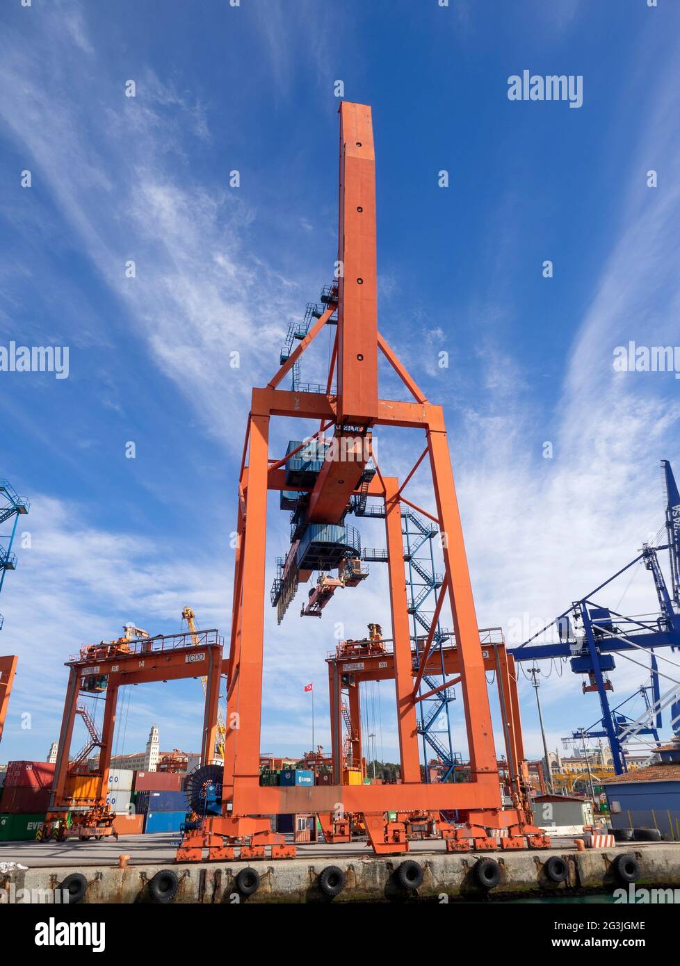 Handling shipping container hi-res stock photography and images - Alamy