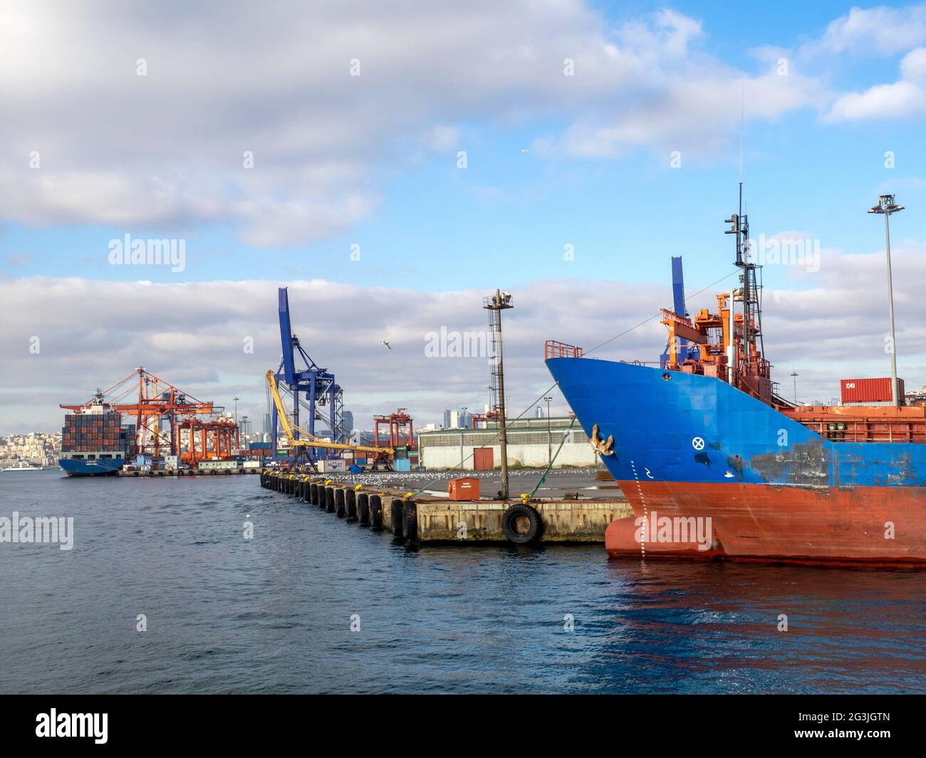 Cargo operation hi-res stock photography and images - Alamy