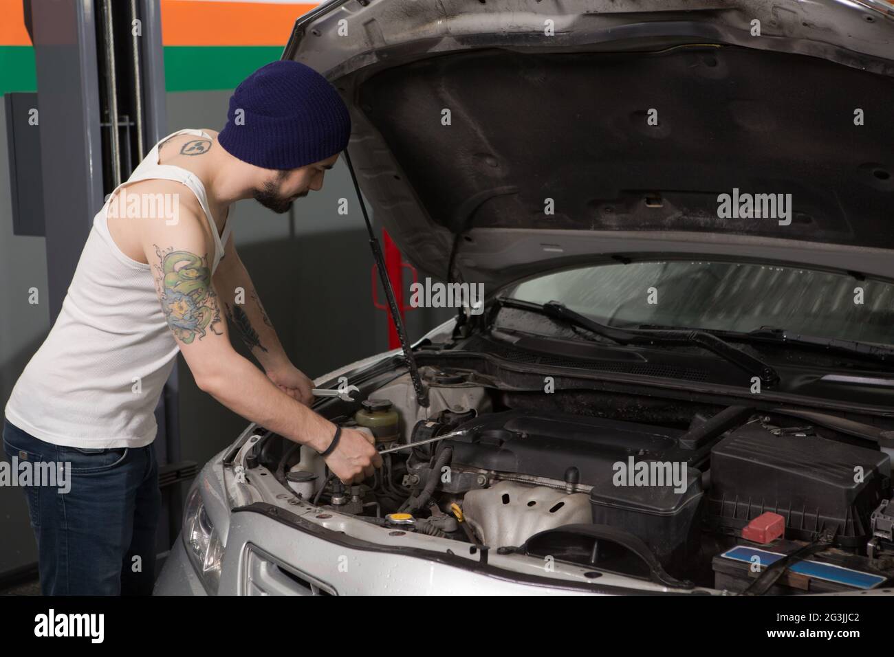 Worker at service station Stock Photo - Alamy