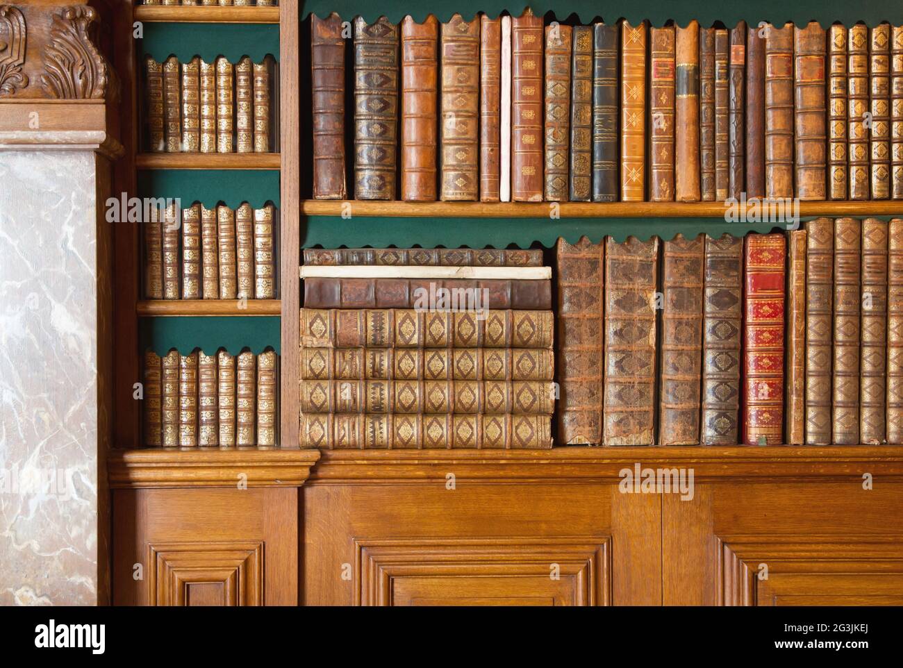 Bookshelf. Vintage books collection, antique book textured covers Stock ...