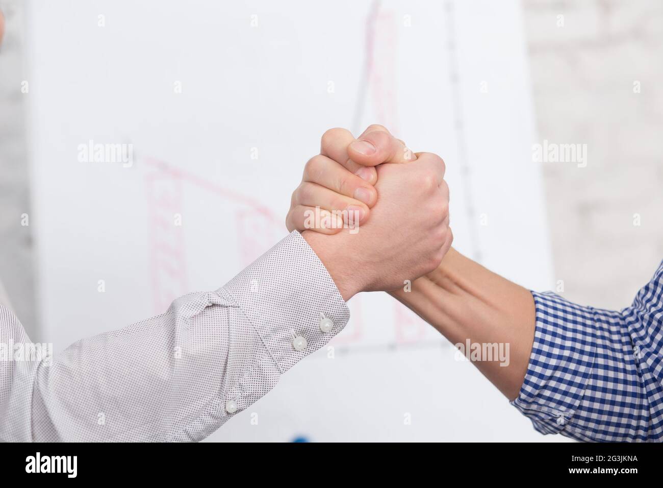 Business handshake hi-res stock photography and images - Alamy