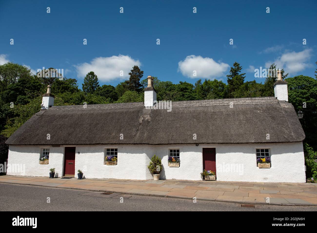 Glamis No. 1 Main Street thatched cottage, Angus, Scotland Stock Photo ...