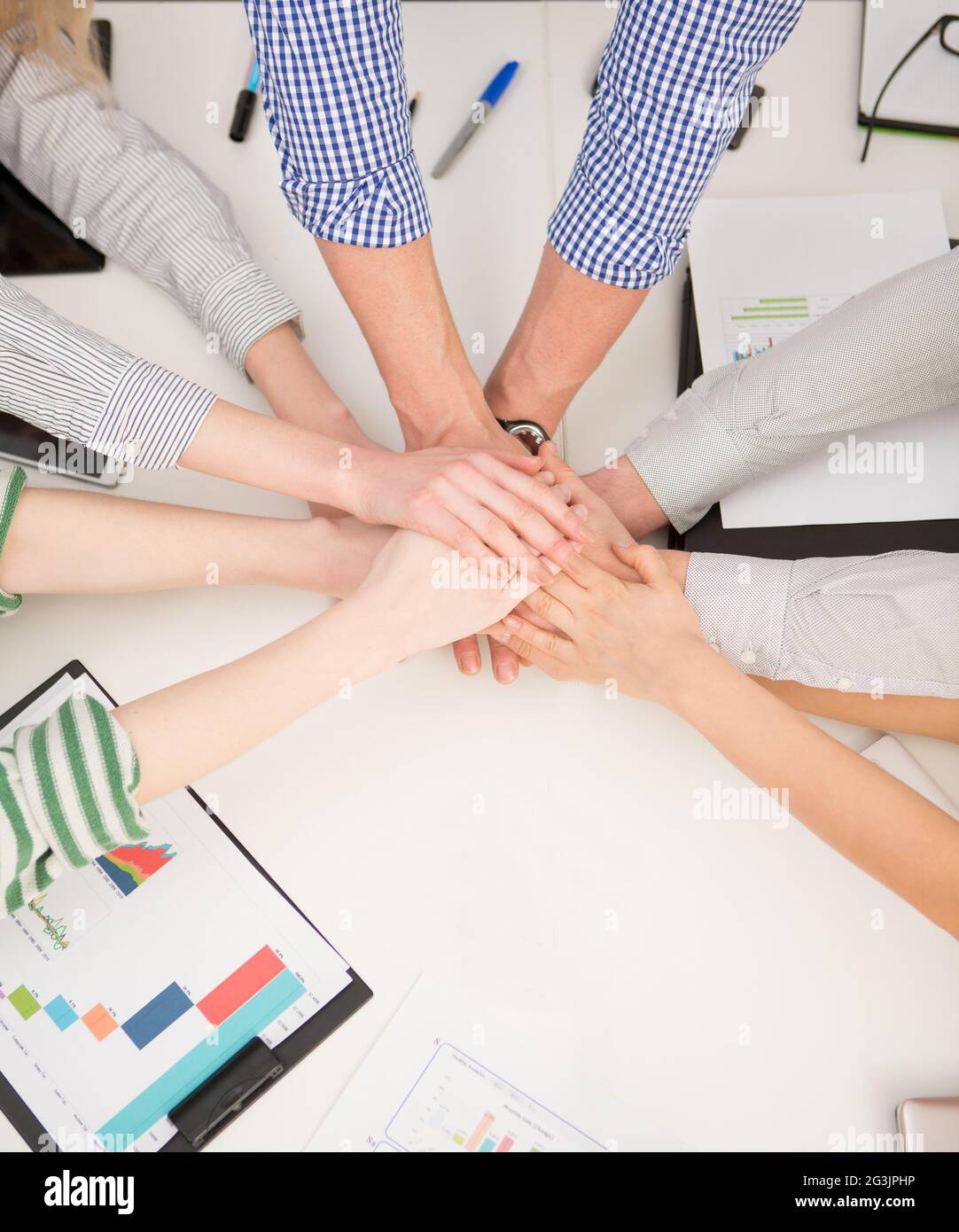 Office workers celebrating success hi-res stock photography and images ...