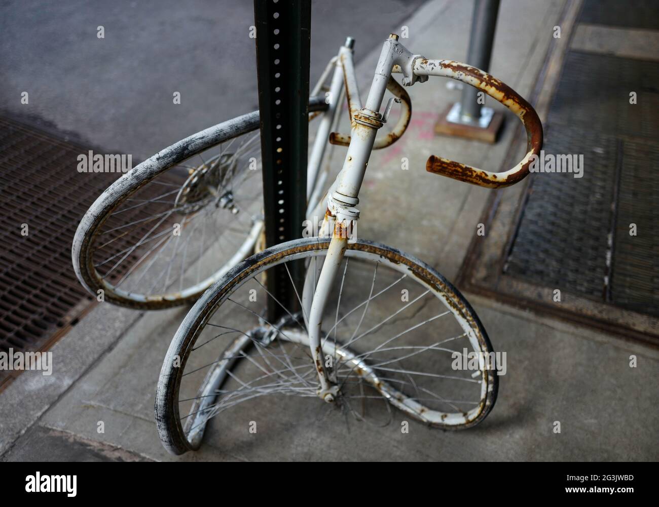 White memorial bike Stock Photo - Alamy