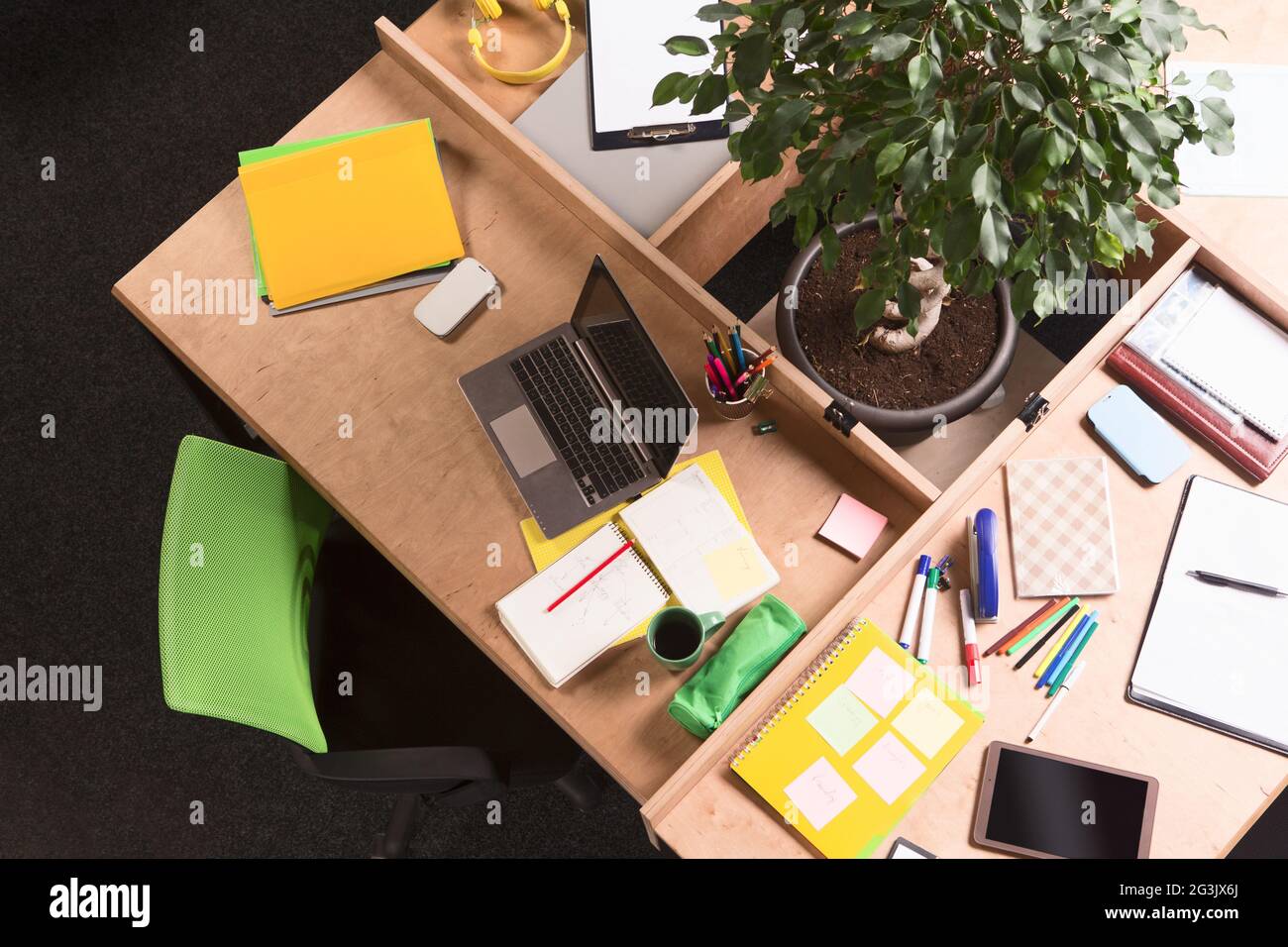 Messy table meeting hi-res stock photography and images - Alamy