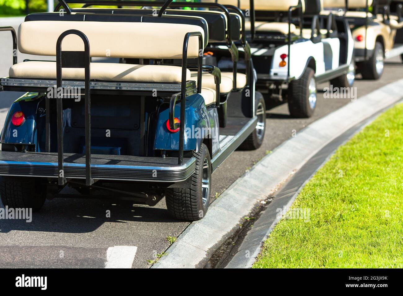 Golfing scene hi-res stock photography and images - Alamy