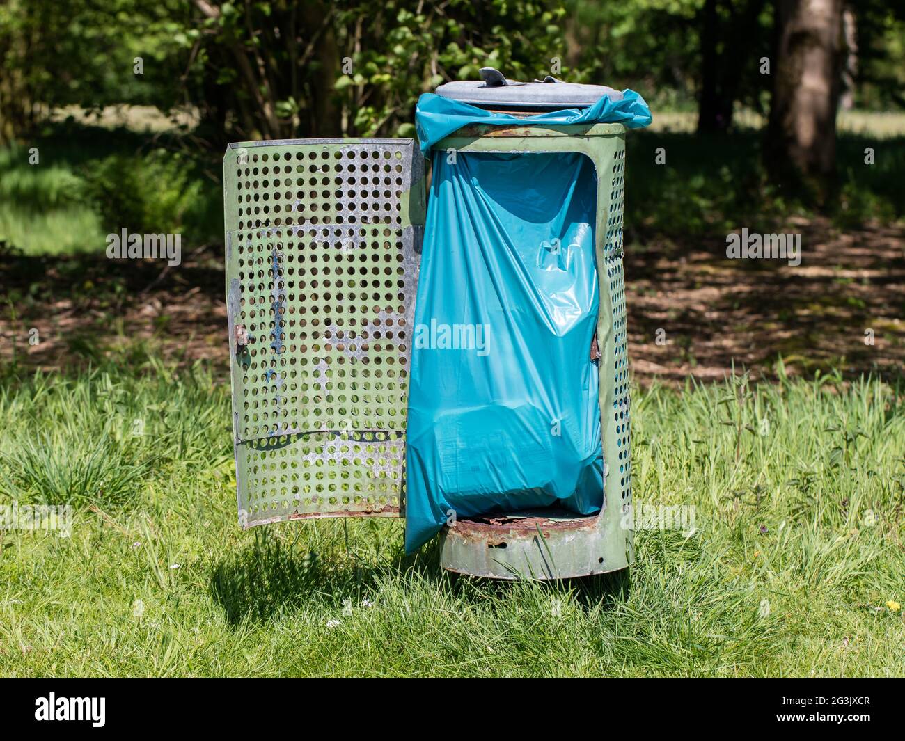 Broken litter bin hi-res stock photography and images - Alamy