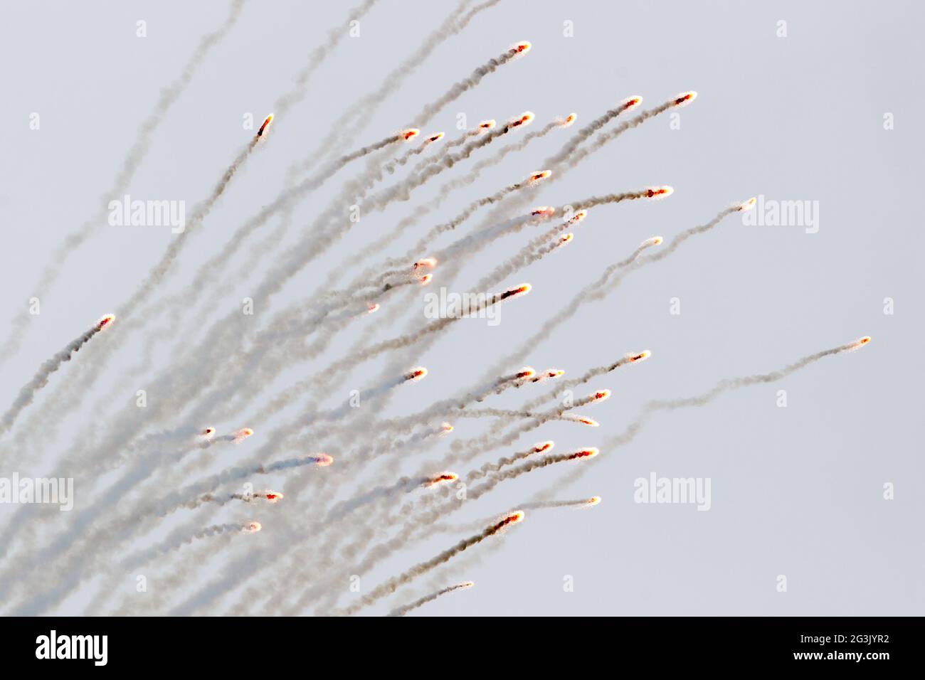 Aviation f 16 flares plane hi-res stock photography and images - Alamy