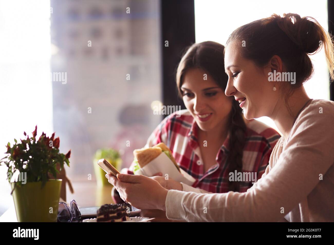 Cafe coffee cake friends hi-res stock photography and images - Alamy
