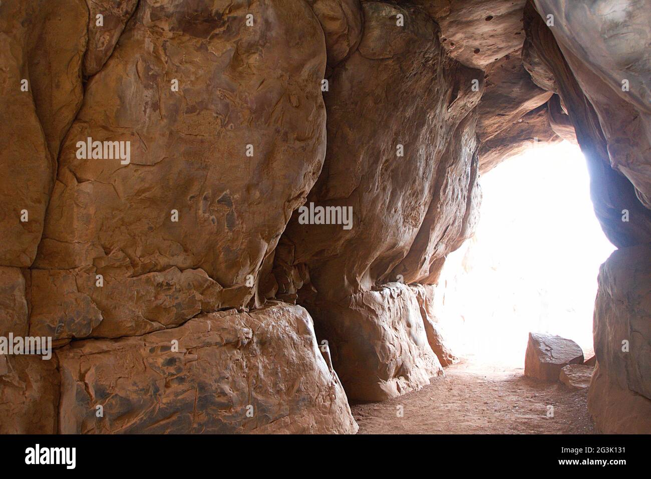 Mouth of cave hi-res stock photography and images - Alamy