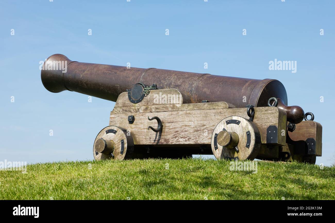 Old canon with wheels hi-res stock photography and images - Alamy
