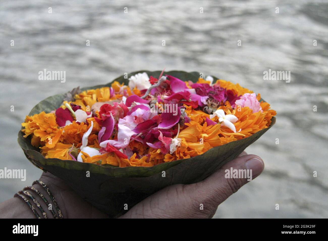 Flower offering hi-res stock photography and images - Alamy