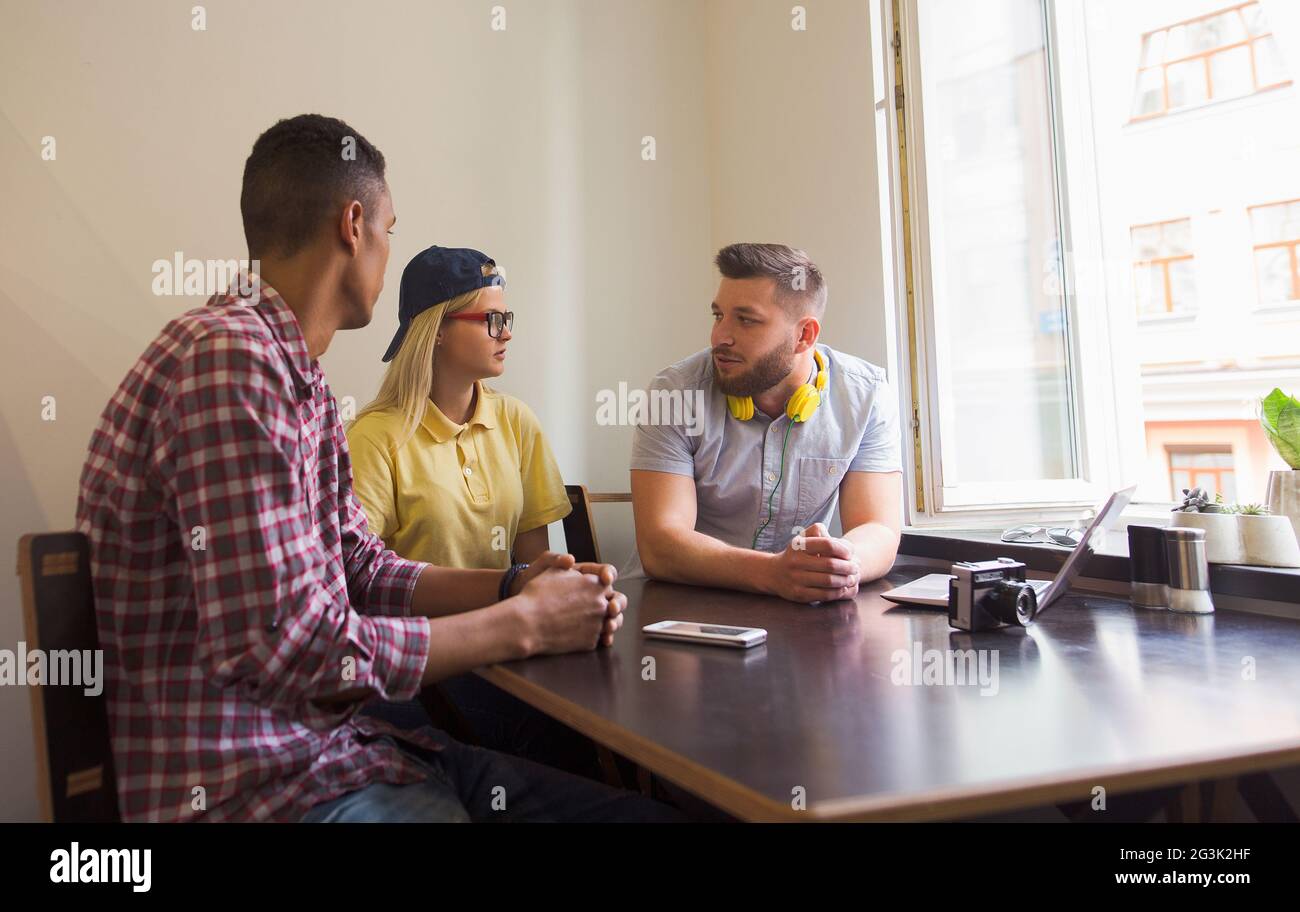 Photographer talking with clients in restaurant Stock Photo - Alamy