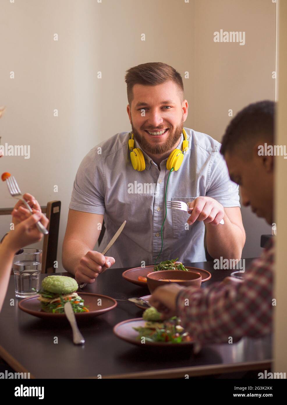 Happy friends in vegan restaurant Stock Photo - Alamy