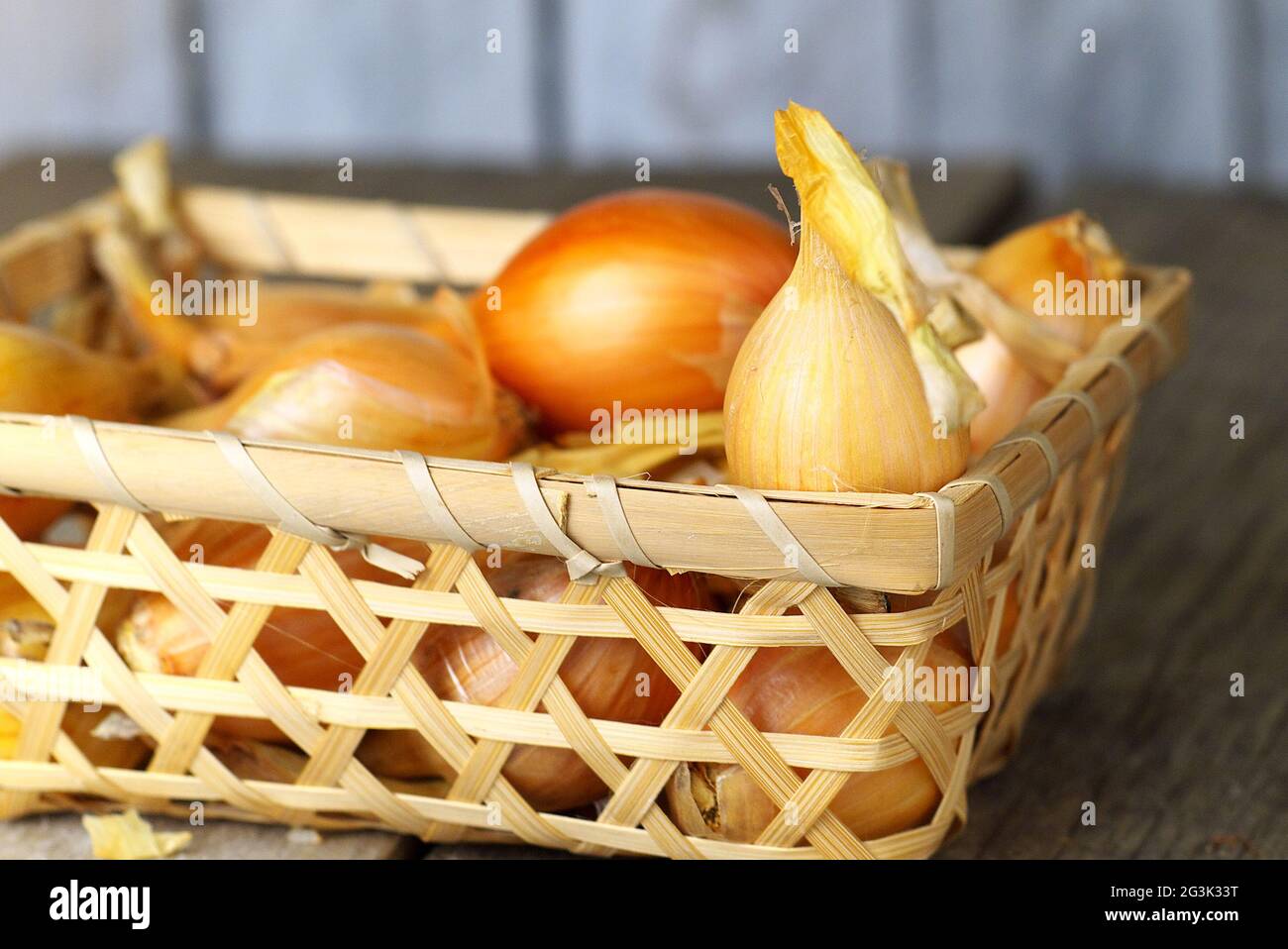 ripe yellow onion bulbs in basket Stock Photo - Alamy