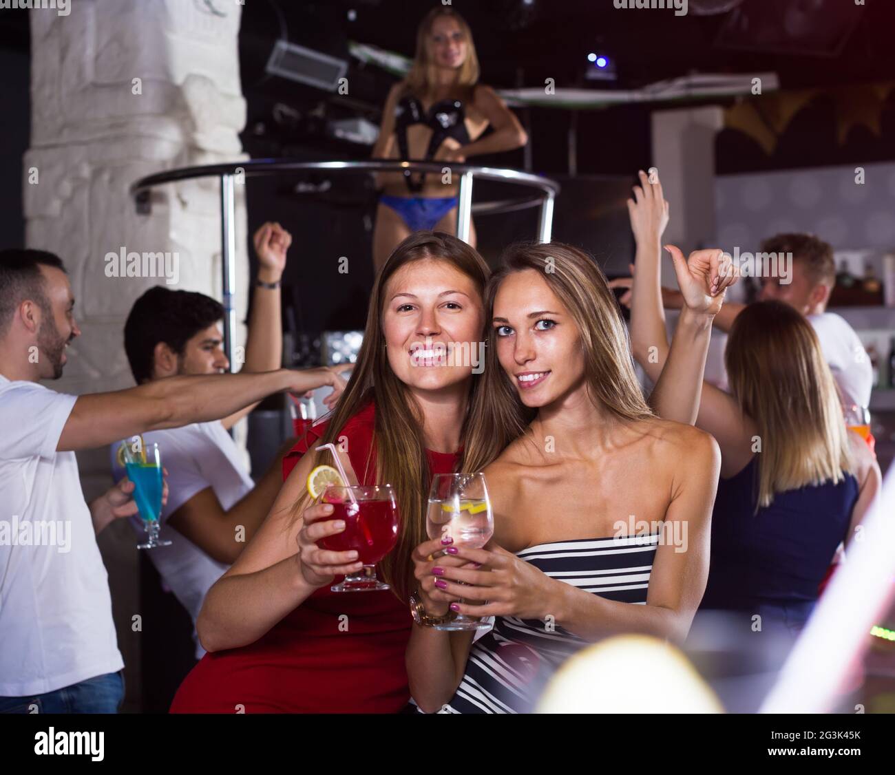 Girls dancing nightclub hi-res stock photography and images - Alamy