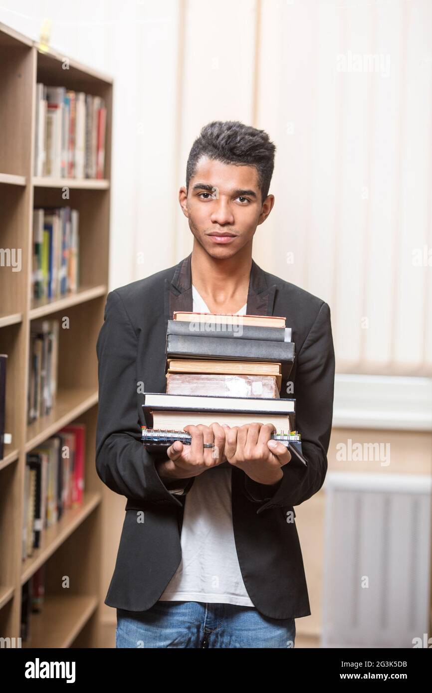 Man in library hi-res stock photography and images - Alamy
