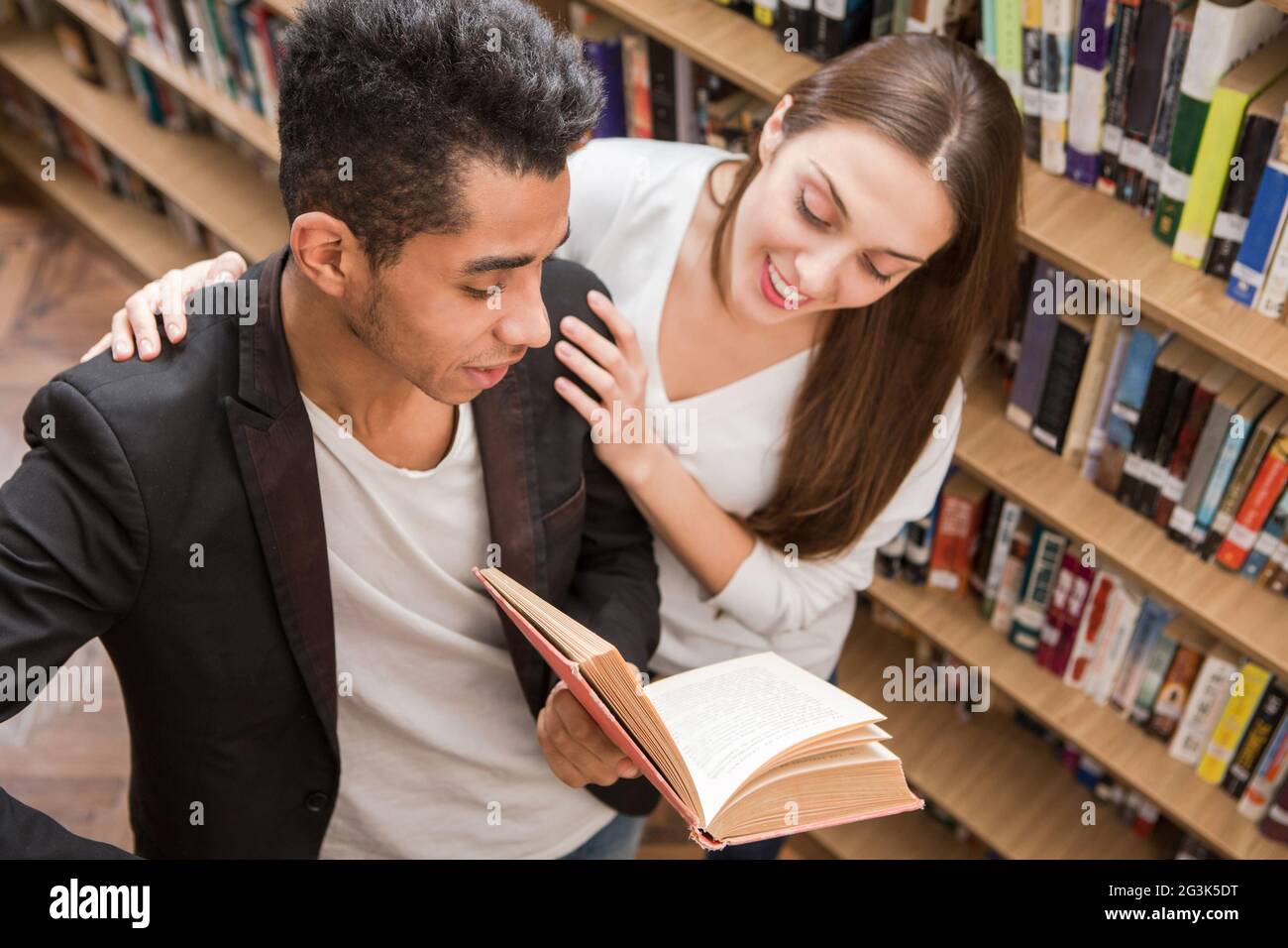 Students library reading computer hi-res stock photography and images ...
