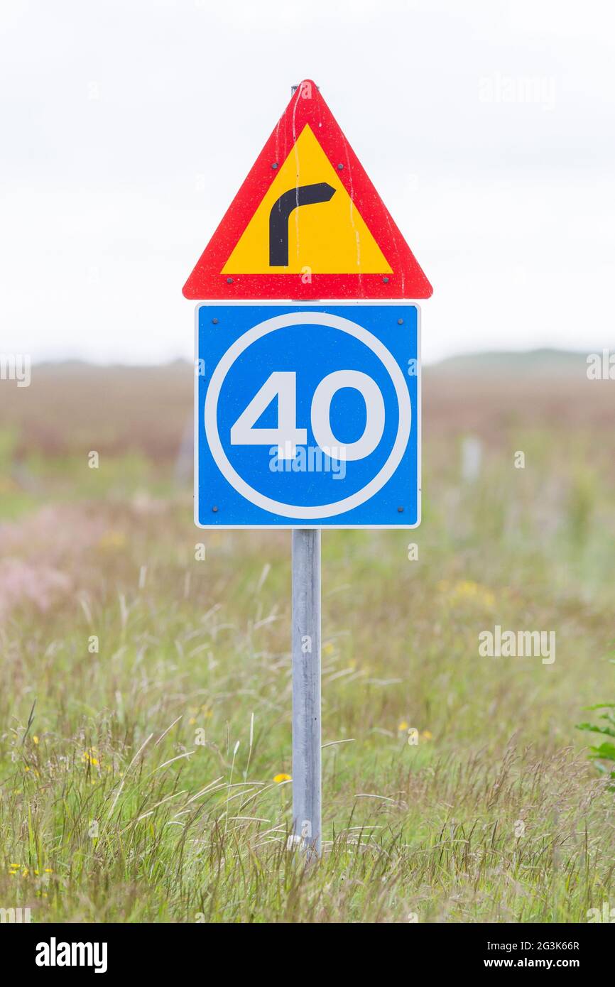 Advisory speed limit sign warning hi-res stock photography and images ...