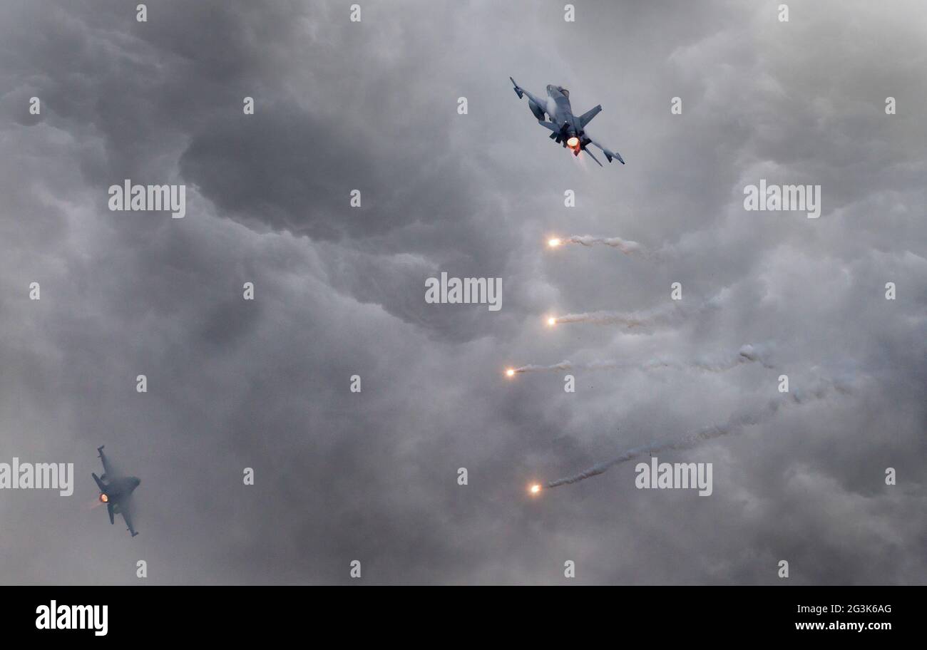 F16 fast jets hi-res stock photography and images - Alamy