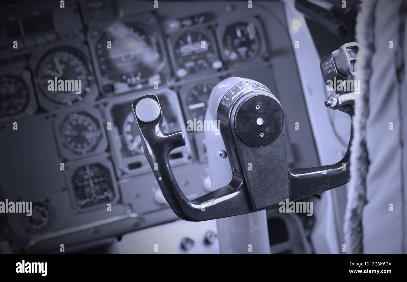 Center console and throttles in airplane Stock Photo - Alamy