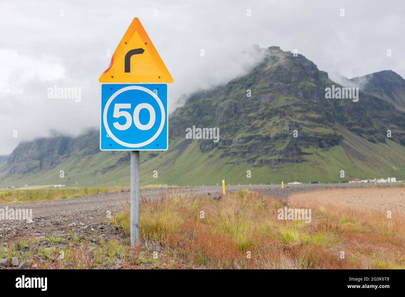 Advisory speed limit sign warning hi-res stock photography and images ...