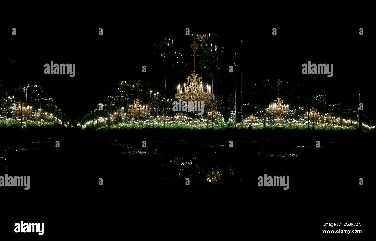 Yayoi kusama infinity rooms hi-res stock photography and images - Alamy