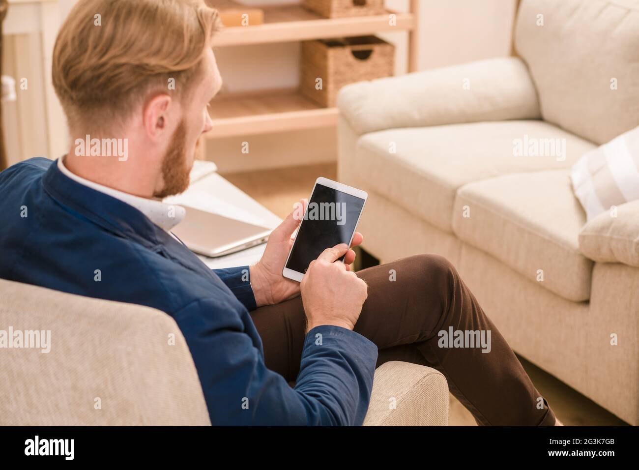 Rich lifestyle house laptop hi-res stock photography and images - Alamy