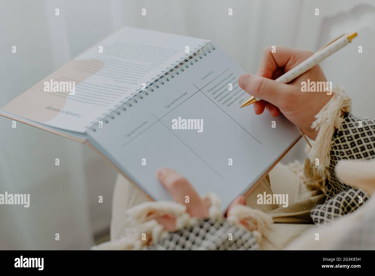 Female hand with pen writing notes in a journal Stock Photo - Alamy