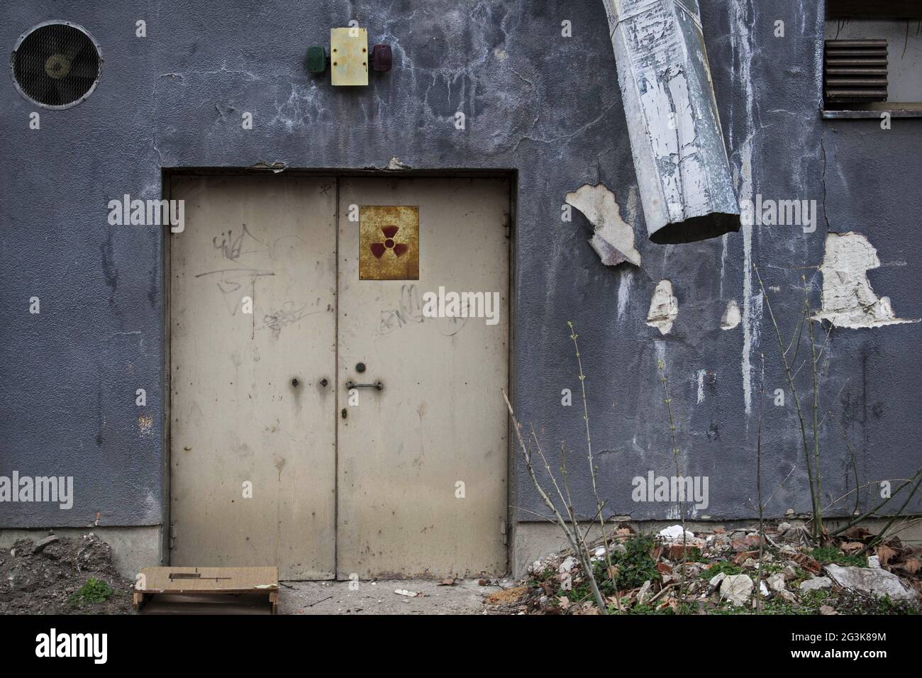 Old weathered building with destroyed exterior Stock Photo - Alamy