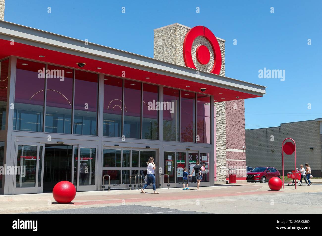 Selinsgrove, Pennsylvania, USA. 16th June, 2021. Shoppers walk in front ...