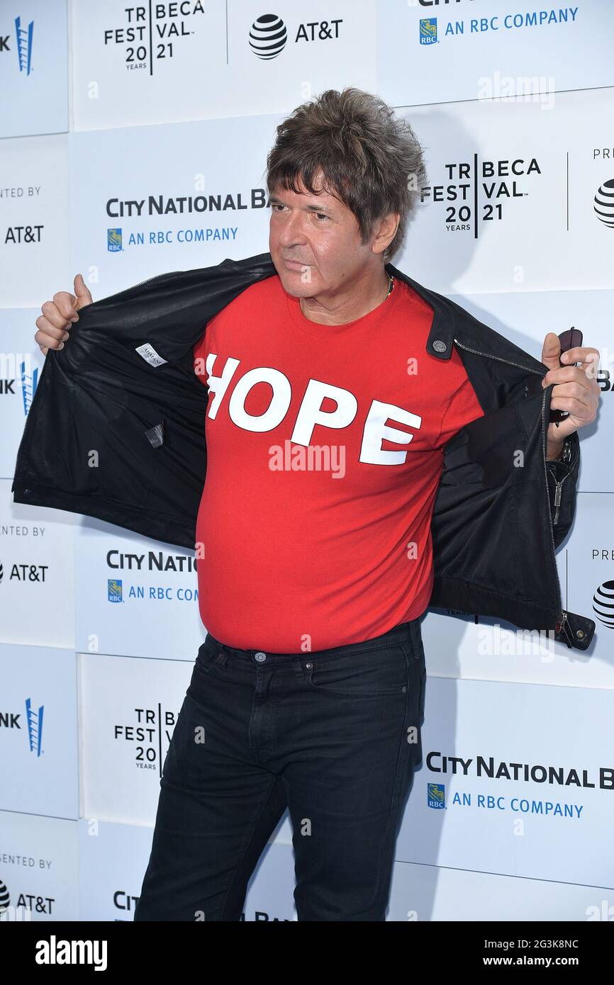 Drummer Clem Burke attends the “Blondie” Vivir En La Habana” premiere ...