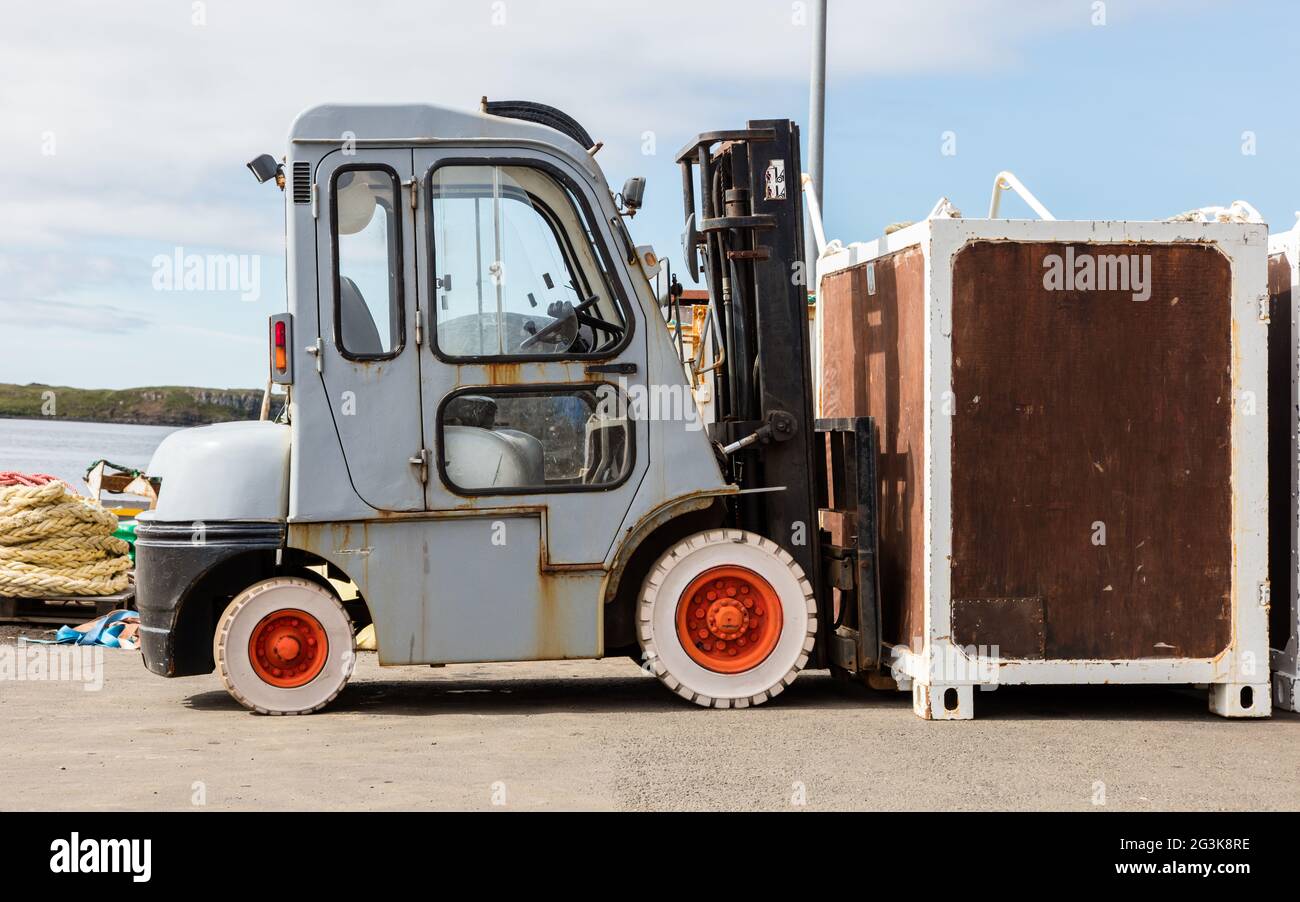 Old counterbalance forklift Stock Photo - Alamy