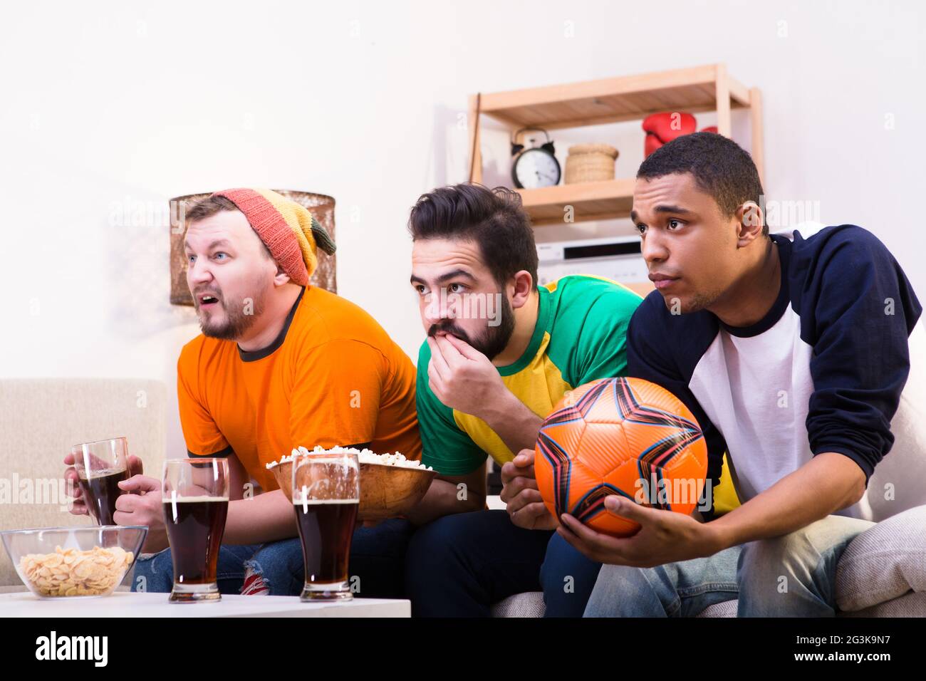 Friends watching football hi-res stock photography and images - Alamy
