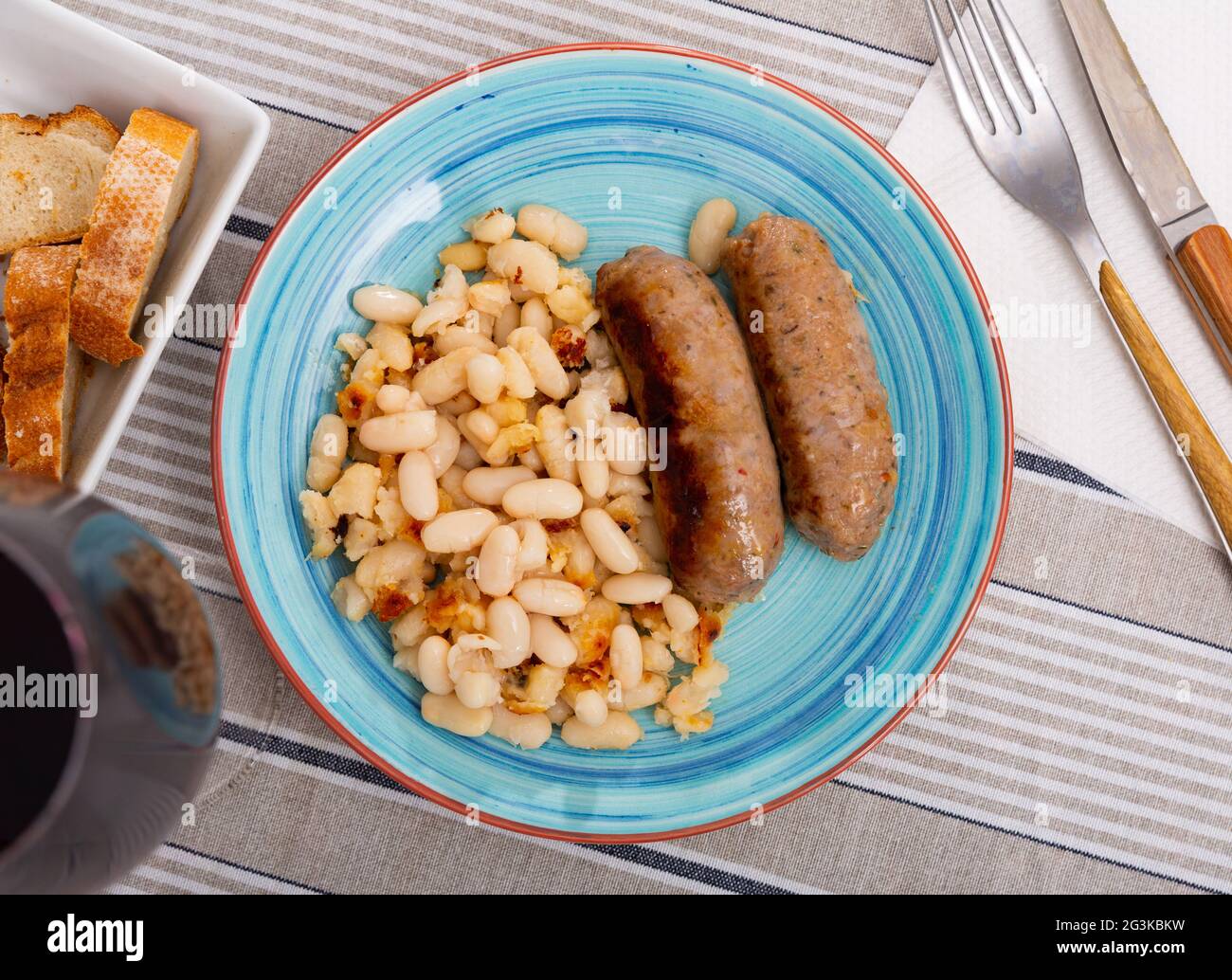 Catalan stewed beans with butifarra sausage Stock Photo - Alamy