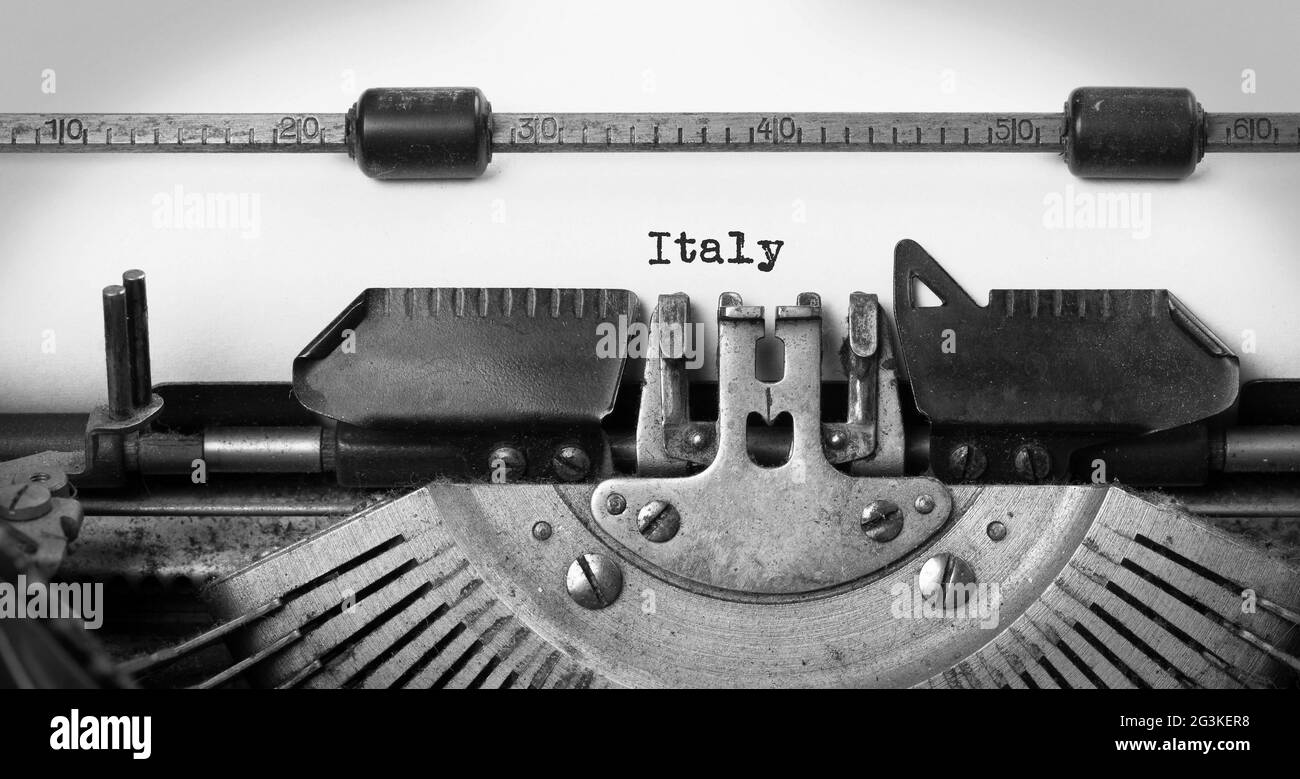 Old typewriter italy hi-res stock photography and images - Alamy