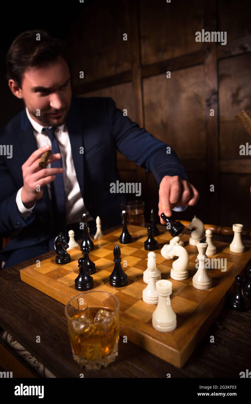 Man smoking while playing chess hi-res stock photography and images - Alamy