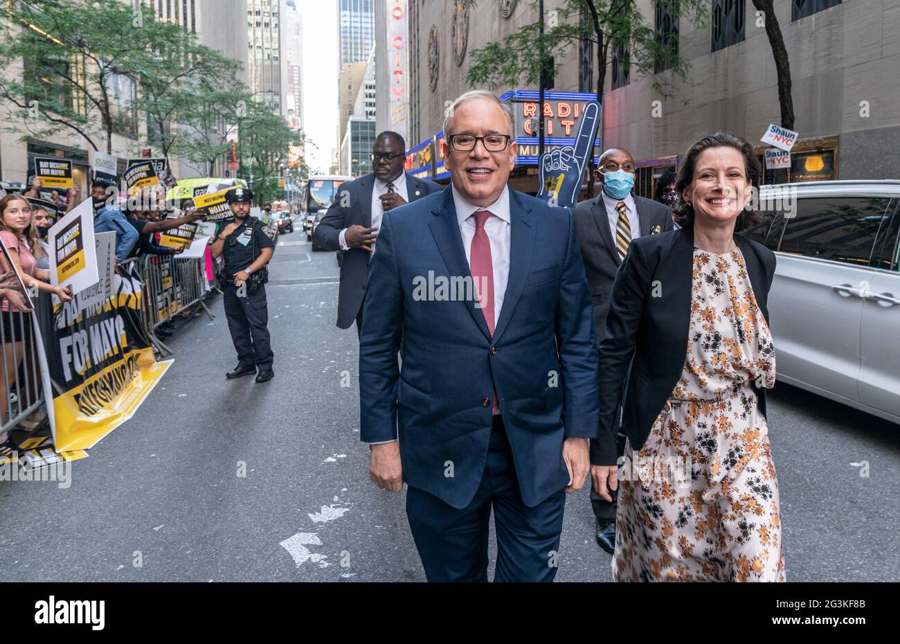 New York, NY - June 16, 2021: Mayoral candidate Scott Stringer and wife ...