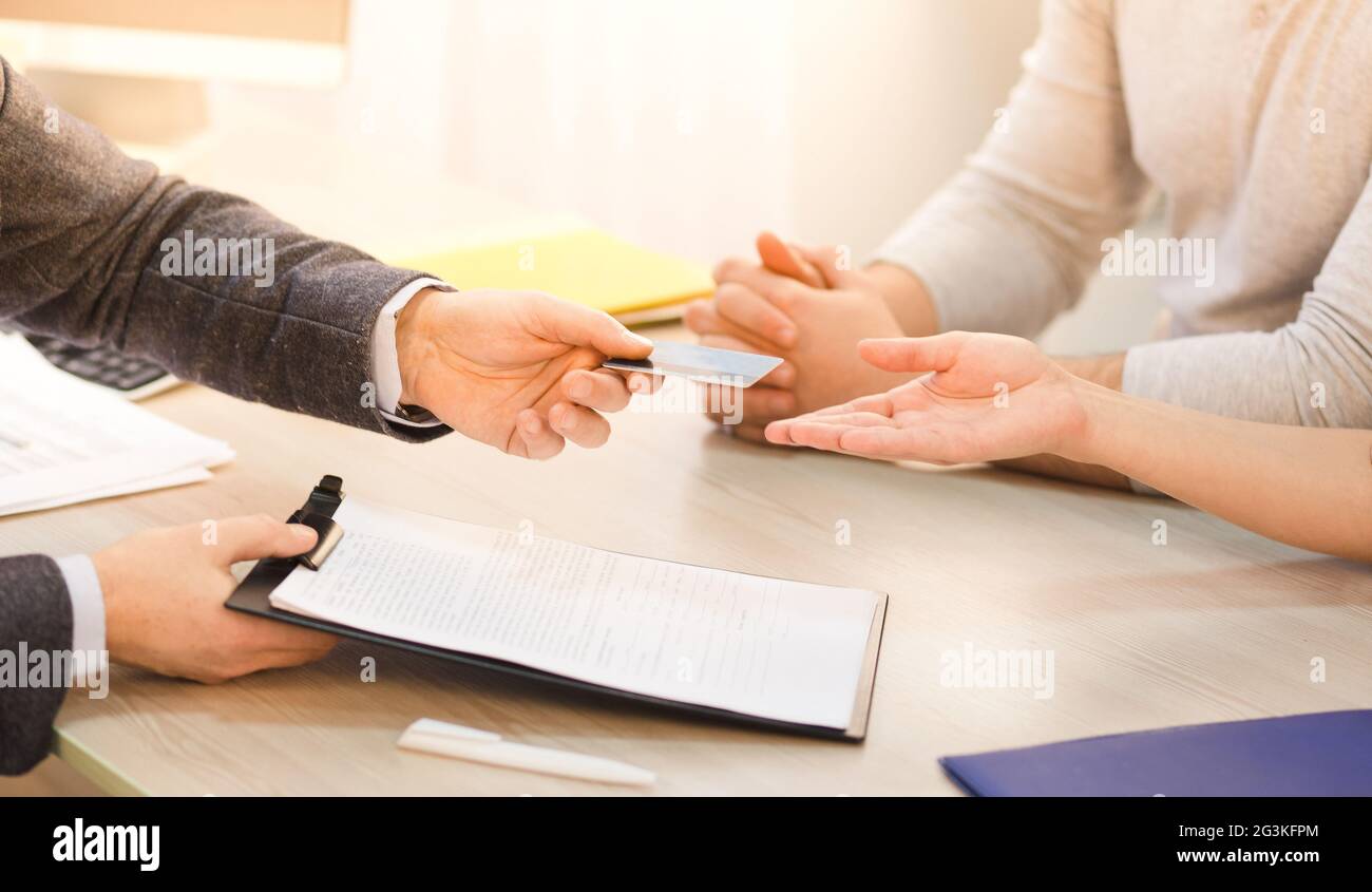 Salesman giving credit card Stock Photo - Alamy